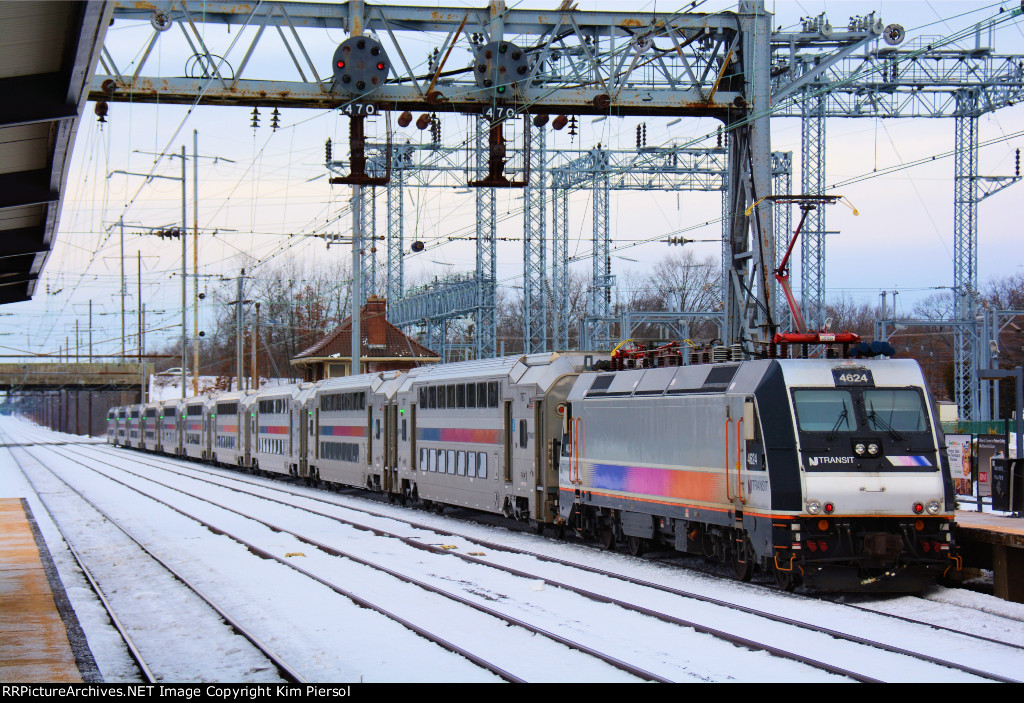 NJT 4624 Pushing